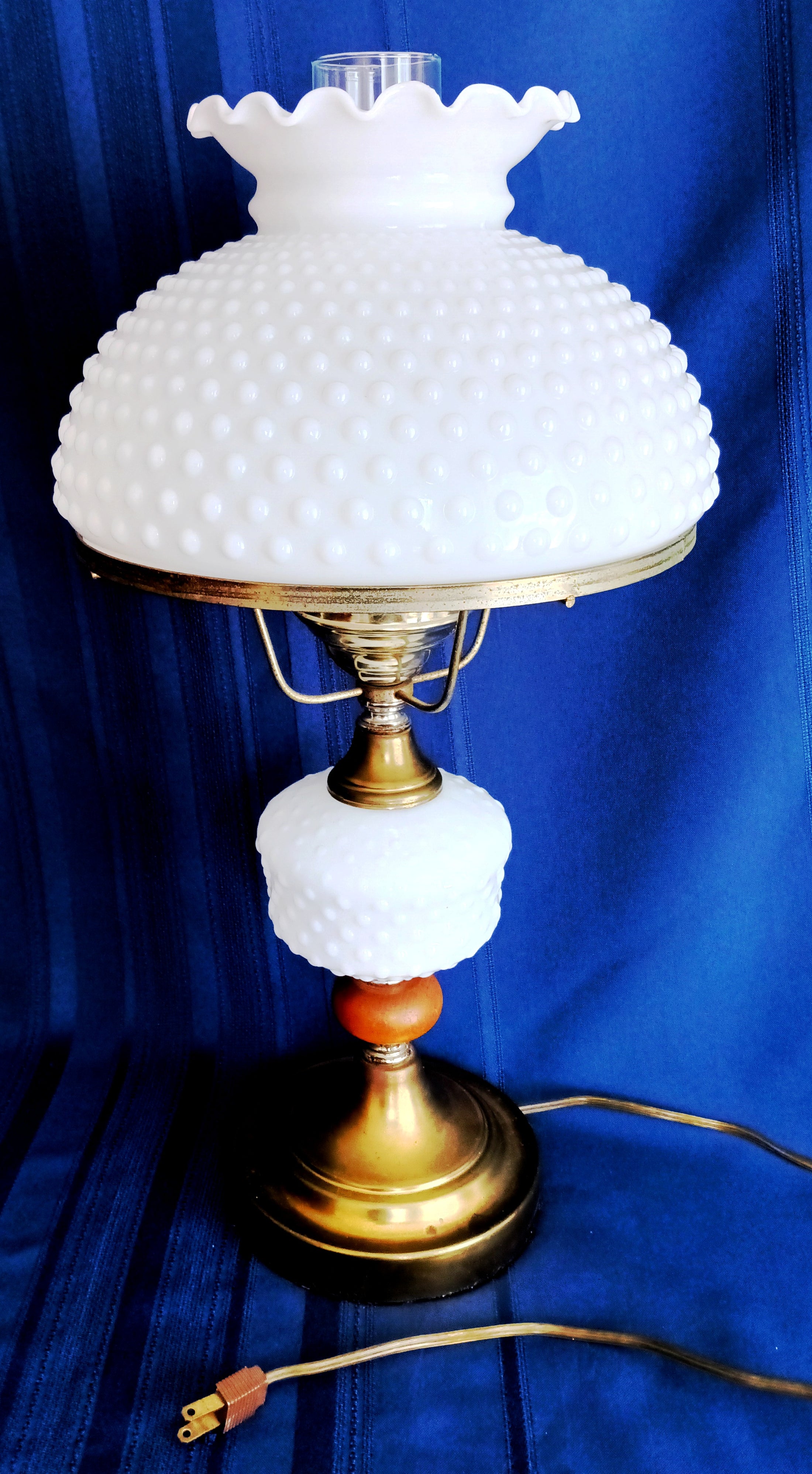 Vintage GWTW Table Parlor Lamp Milk Glass Body and Shade Hobnail Desig ...